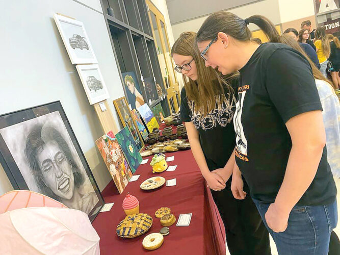 Putting on a show | News, Sports, Jobs - Altoona Mirror